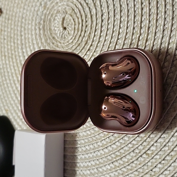 Samsung | Headphones | Samsung Galaxy Buds Live | Poshmark